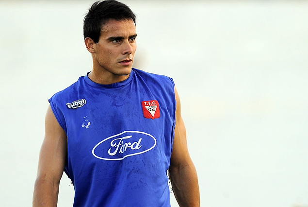 Tenfield.com » Esteban González, fuerte golpe en rodilla