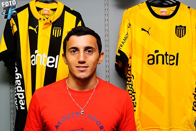 Tenfield.com » El argentino Carlos Luque posó junto a la camiseta de ...