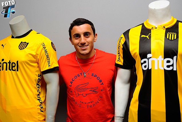 Tenfield.com » El argentino Carlos Luque posó junto a la camiseta de ...