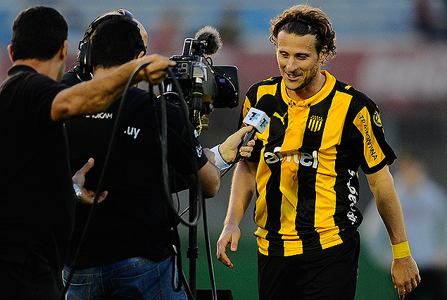 Tenfield.com » Diego Forlán en conferencia