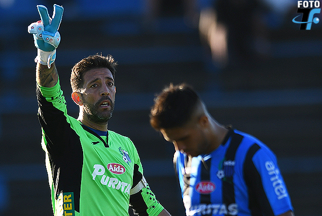 Tenfield.com » Jorge Bava gigante en el arco